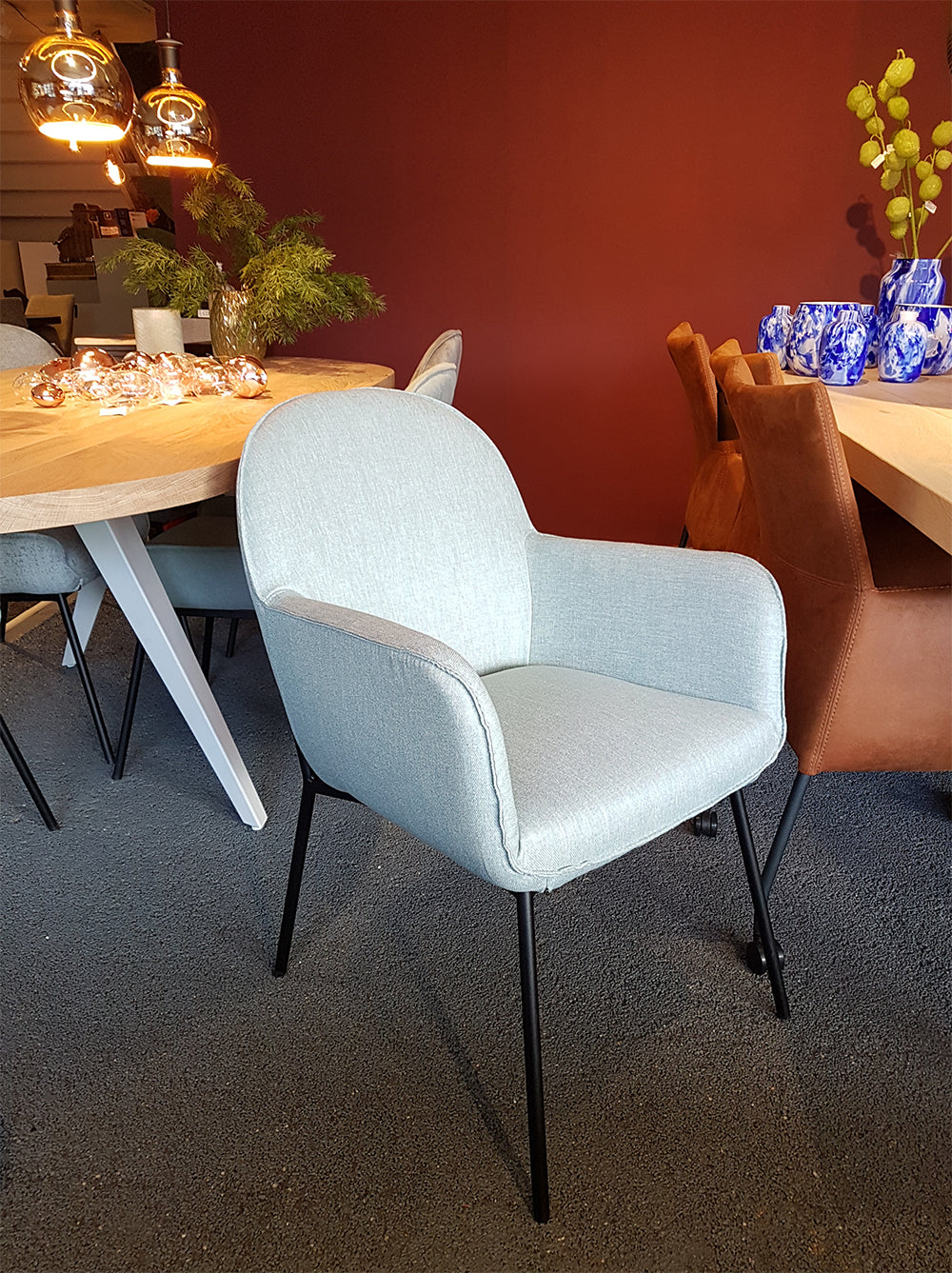 HE Design Laura eetkamerstoel met armleuning kopen? — VandePolMeubelen