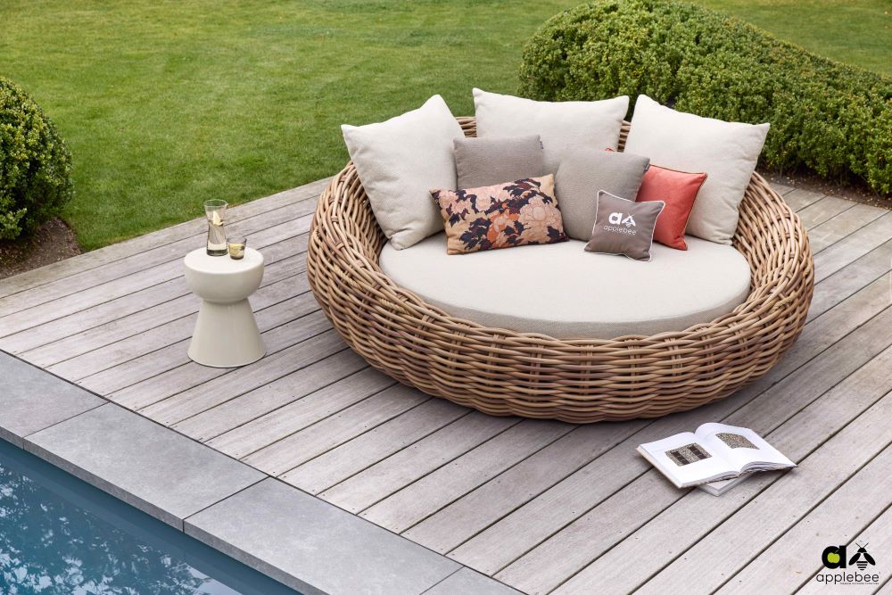 Heerlijk van het zonnetje genieten in het cocoon daybed Apple Bee ...
